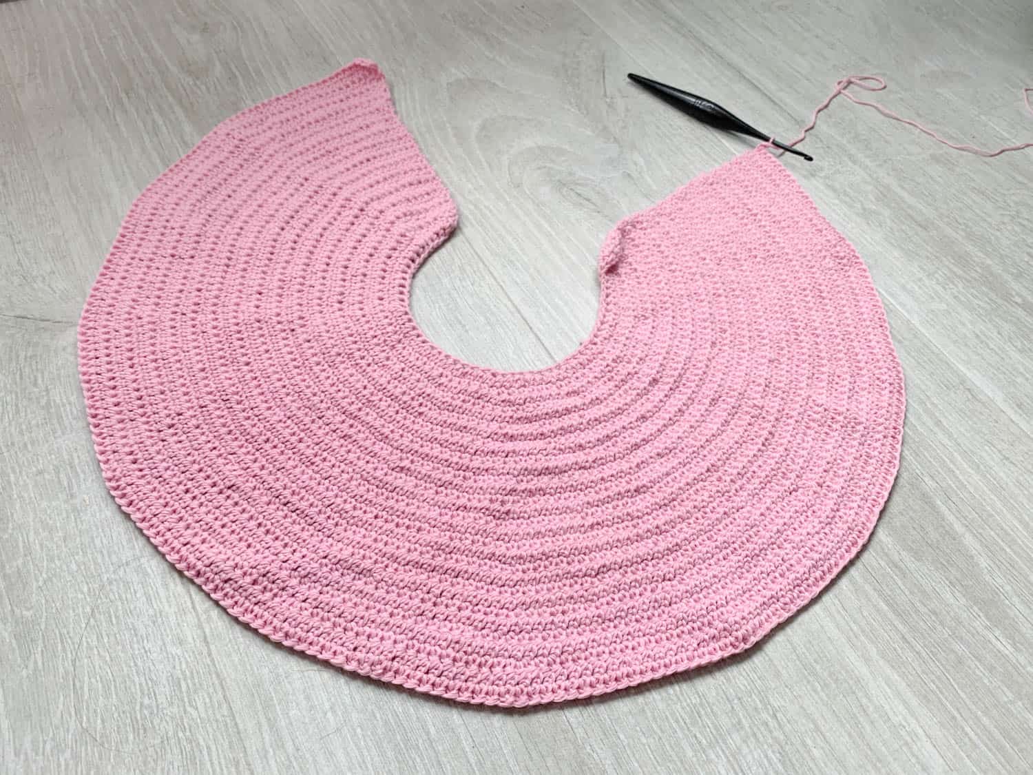 Free top-down round yoke crochet pattern (in 7 sizes) - Dora Does